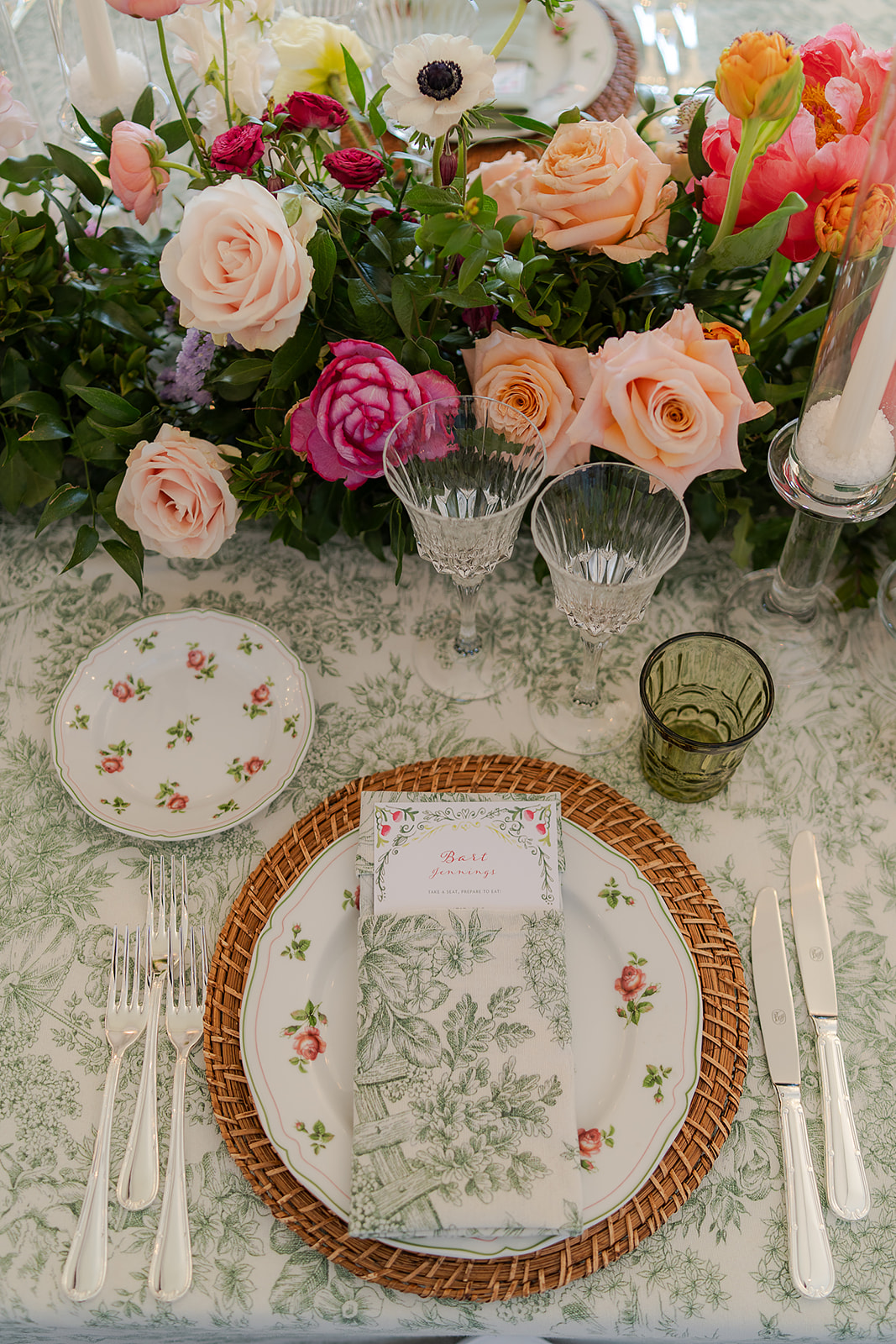 2025 WEDDING TRENDS: COLORFUL TABLES - TheKnotInItaly